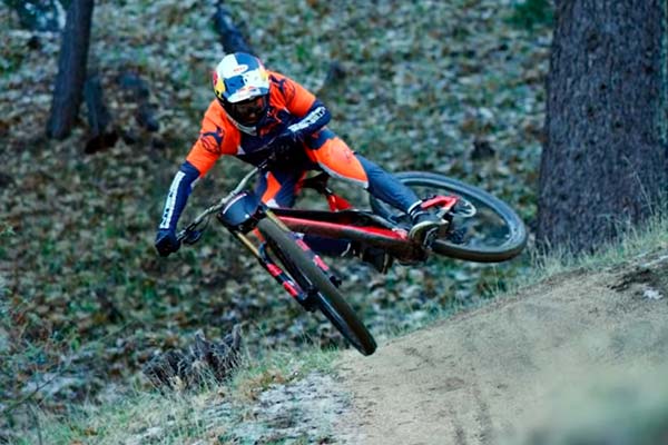 Aaron Gwin renueva con Intense un mínimo de dos años más