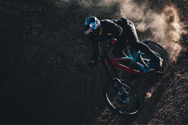Vertiginosa sesión de Freeride por los senderos de Évian-les-Bains con ...